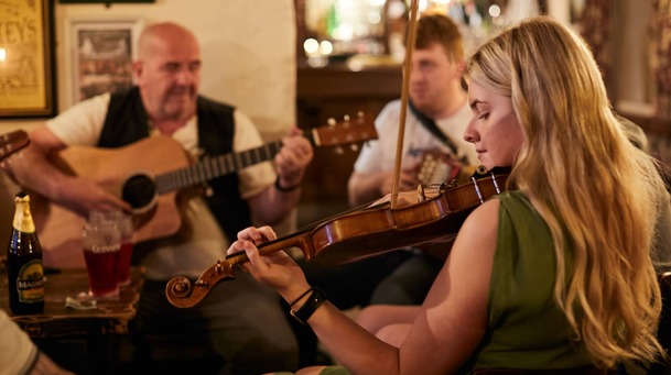 Traditional Irish music at the Crosskeys Inn | Ireland.com
